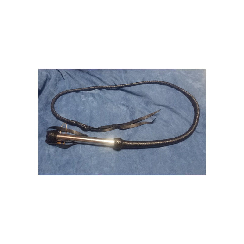 frusta di pelle rossa bdsm