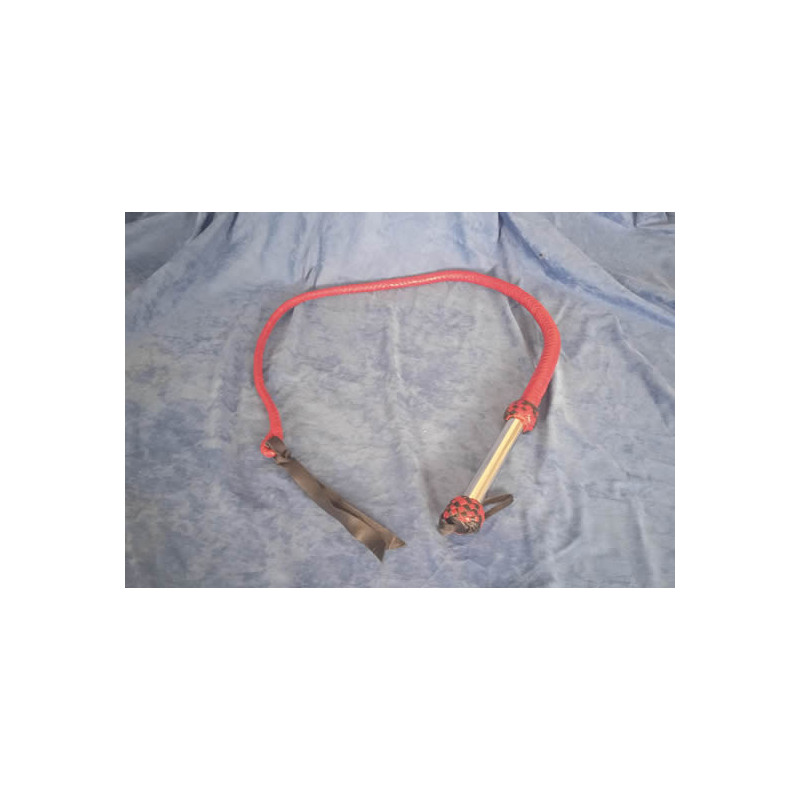 frusta di pelle rossa bdsm